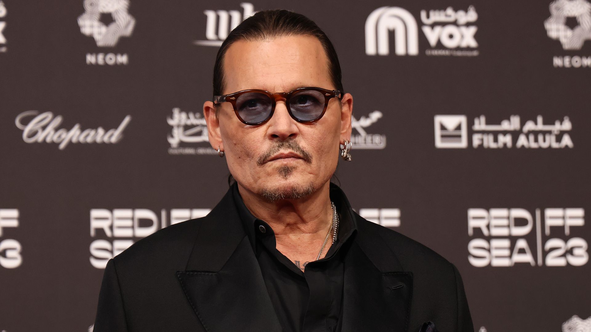 Johnny Depp looks completely unrecognizable with new silver fox ...