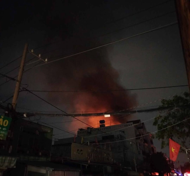 Cháy lớn cửa hàng kinh doanh đồ thể thao ở quận Bình Tân