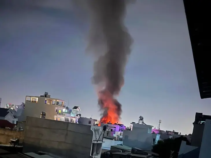 Cháy lớn cửa hàng kinh doanh đồ thể thao ở quận Bình Tân