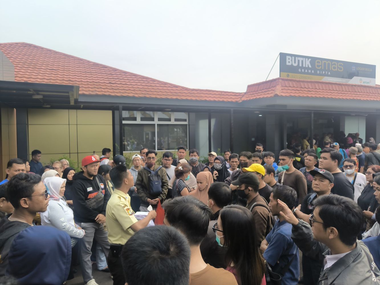 Butik Emas Antam Pulo Gadung Diserbu Pembeli, Batasi 200 Antrean per Hari