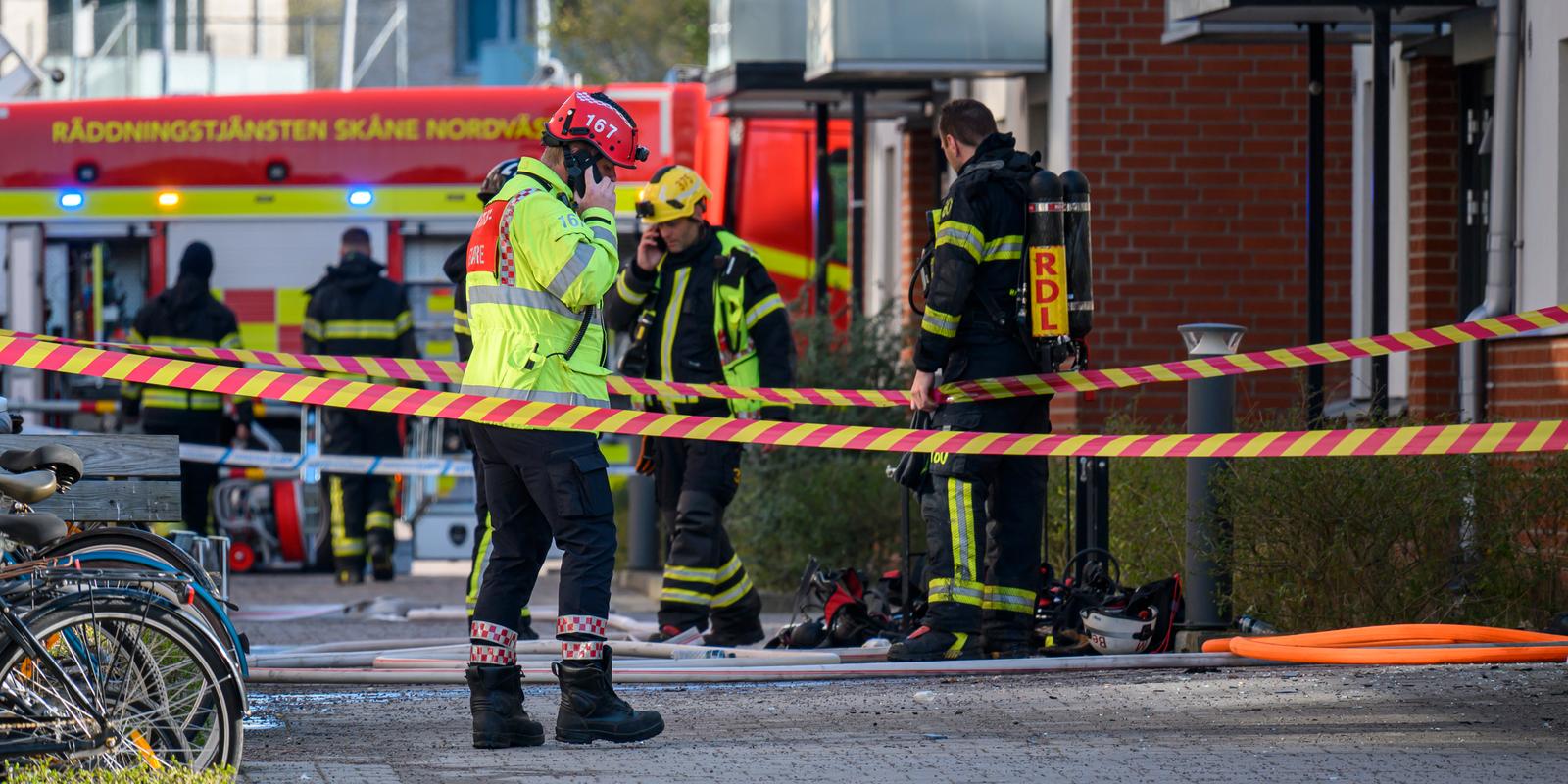 Sju till sjukhus efter brand – två hoppade från balkong