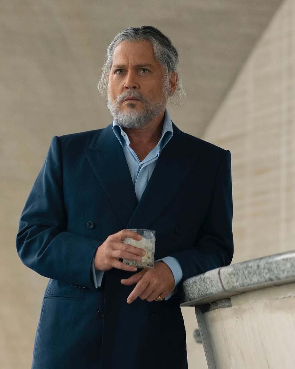 Capelli brizzolati, barba bianca, occhi blu: Johnny Depp ...