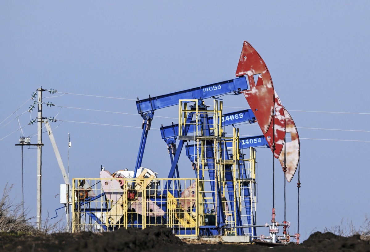 Russian Economy Braces For Blow From Collapsing Oil Price