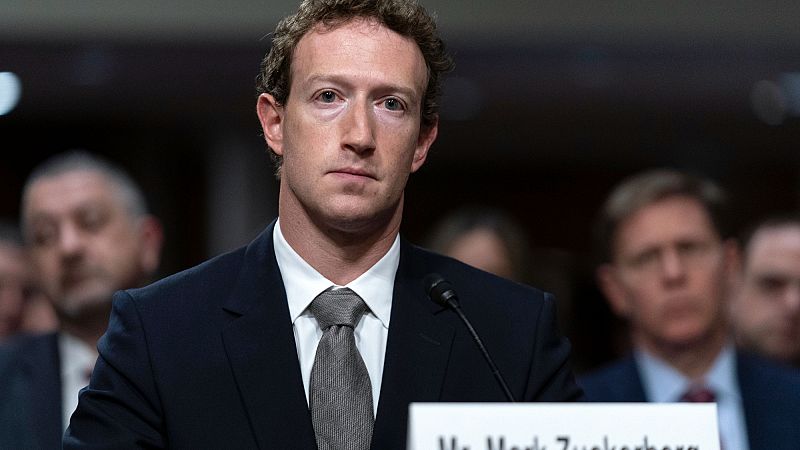 Mark Zuckerberg, CEO de Meta, sube al estrado el primer día de un ...