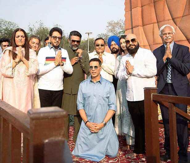 Pics: Kesari Chapter 2 co-stars Akshay Kumar, Ananya Panda & R Madhavan visit Amritsar