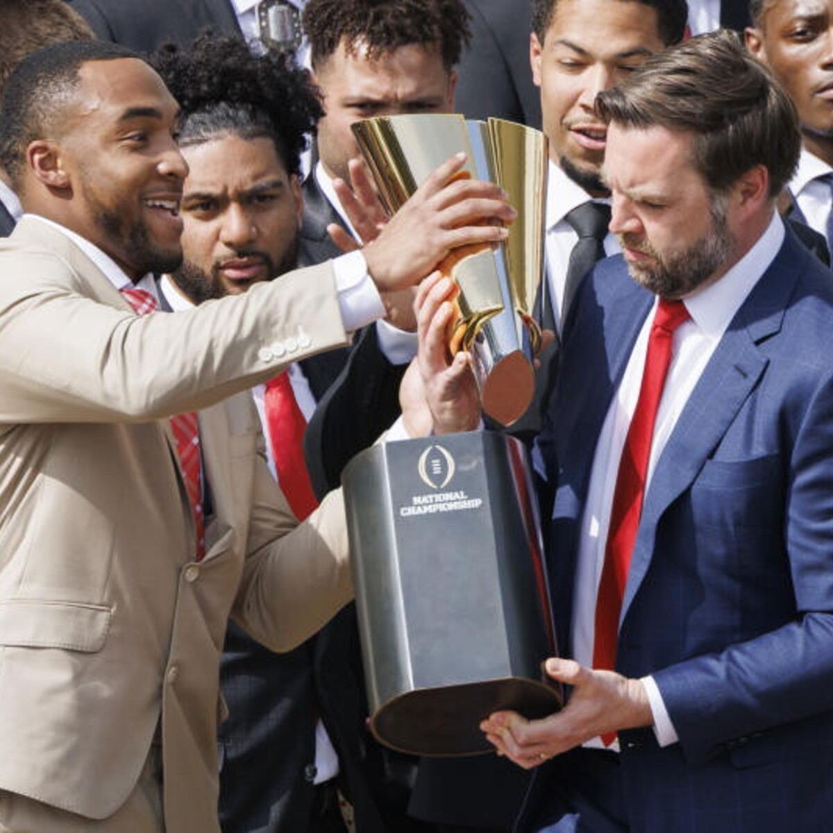 Gaffe alla Casa Bianca: il vice-presidente Vance distrugge il trofeo di ...