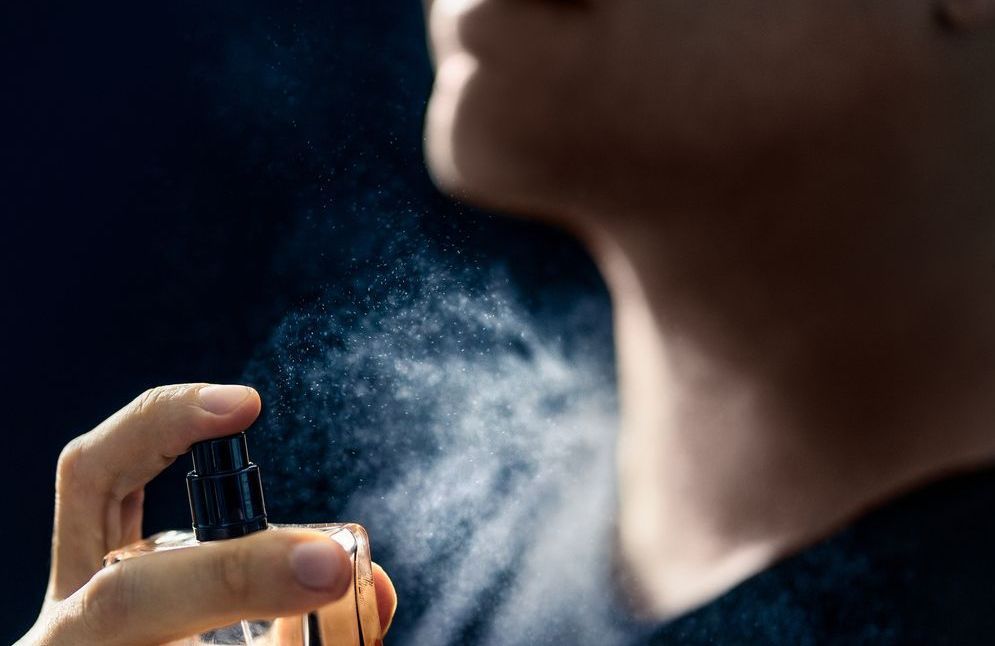 Qu’est-ce-que le « smellmaxxing », cette nouvelle routine parfumée qui ...