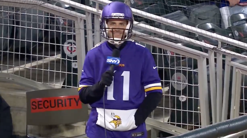 Mets reporter wears full Vikings uniform