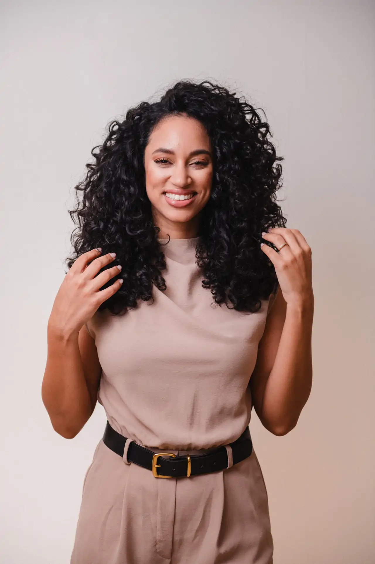 Sofia Marcus, experta en cabello rizado: "Aplicar las mechas en seco permite ver cómo cae y se ...