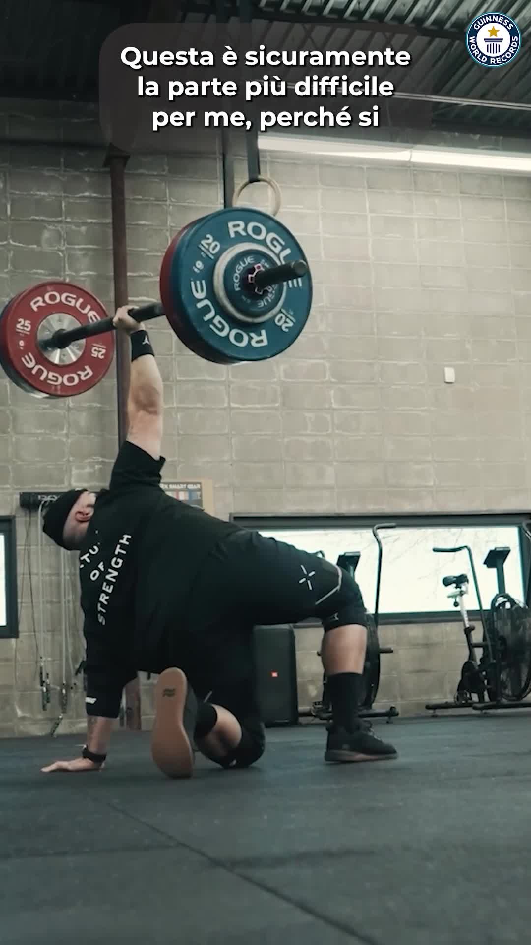Il powerlifter Michael completa il get-up turco più pesante