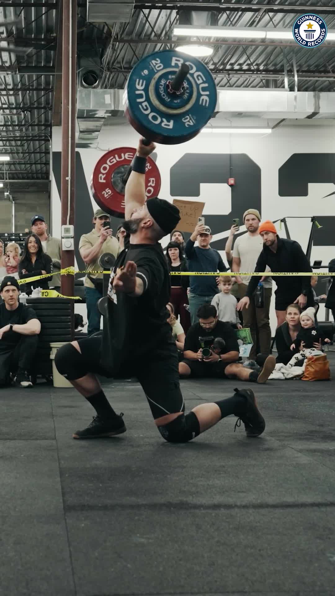 Powerlifter Michael wykonuje najcięższe tureckie wstawanie