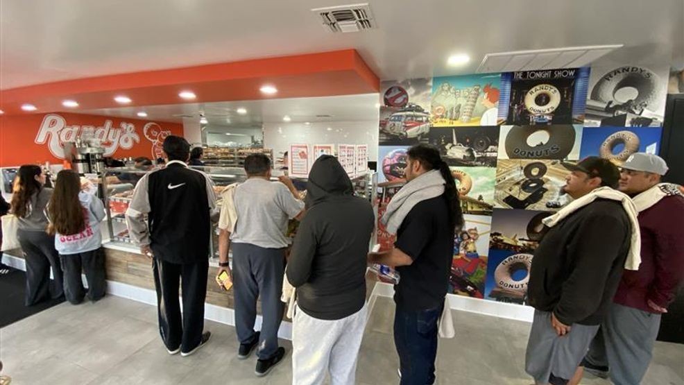 Randy's Donuts opens first Fresno location with free donut offer