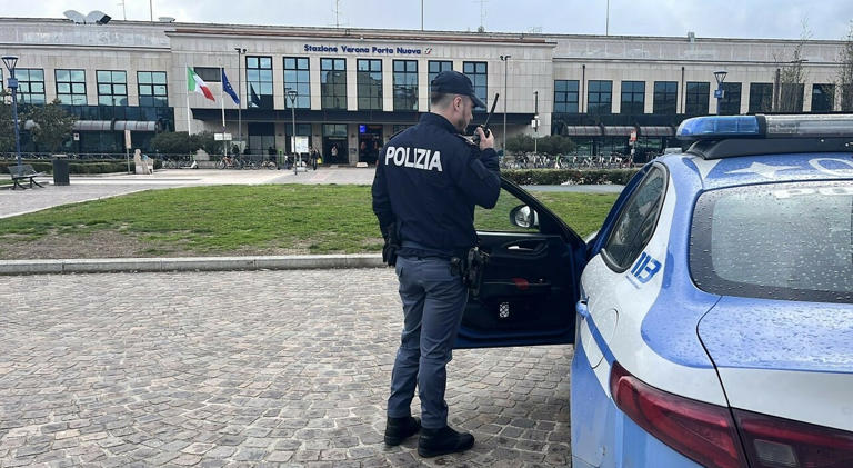 La polizia lo sorprende mentre tenta di rubare una bicicletta, lui aggredisce e ferisce 4 agenti ...