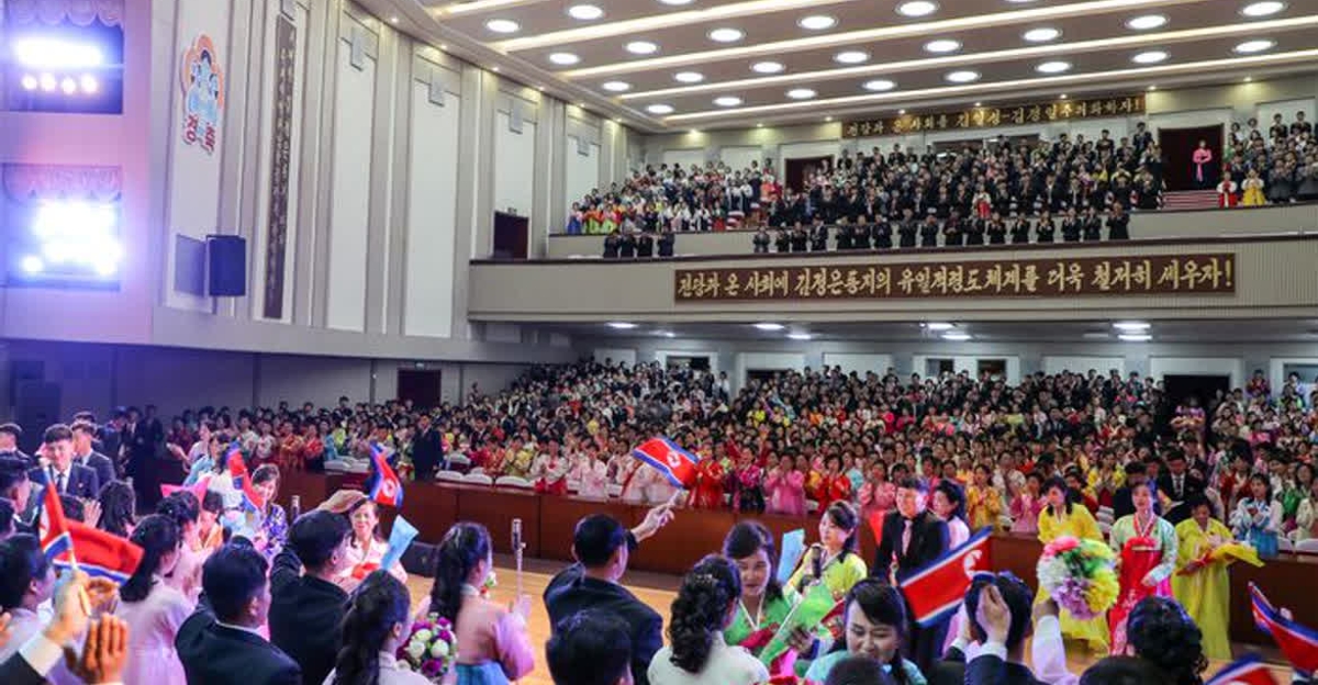 北 태양절에 '김정은 사상' 띄웠다…우상화·충성 강조