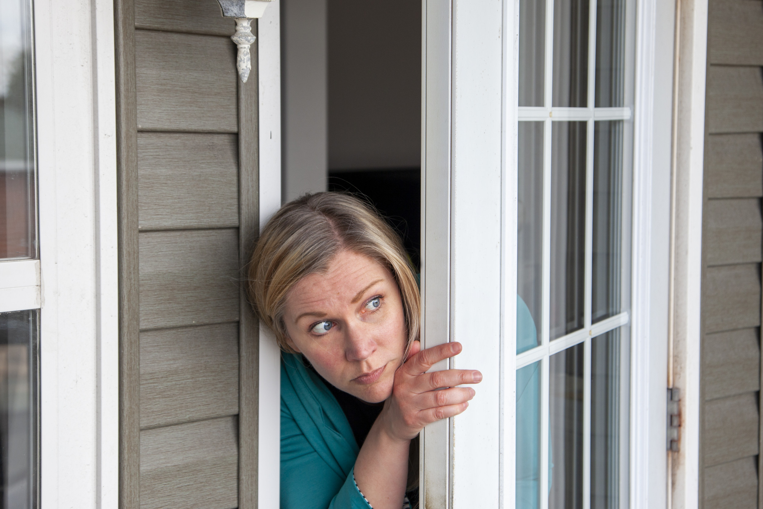 Home Alarm Alerts Woman to Someone in Backyard, Shock Over Who's in Pool