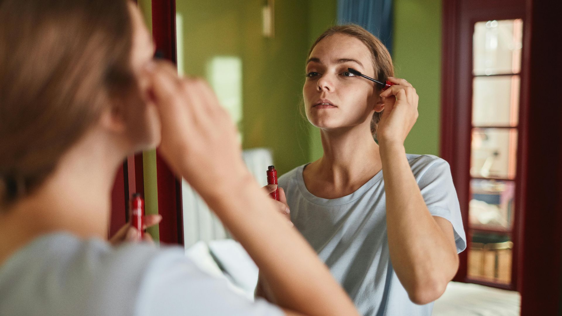 10 Bizarre Makeup Trends To Forget About & 10 Classic Looks That Always ...