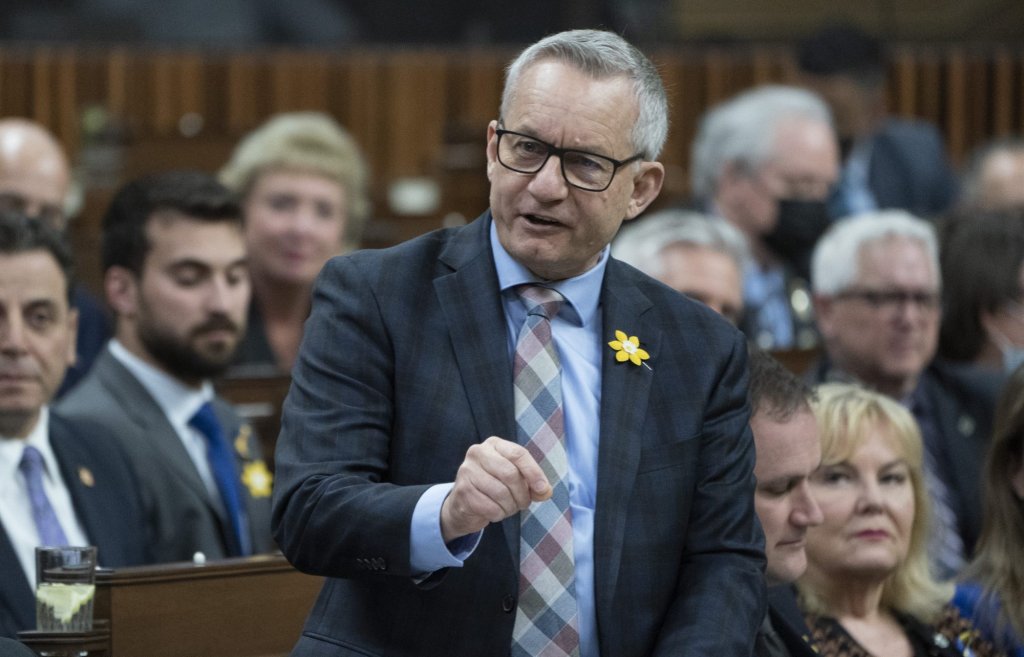 Outgoing B.C. Conservative MP Ed Fast endorses independent Mike de Jong