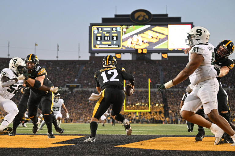 Former Michigan State football defensive end transferring to UNLV