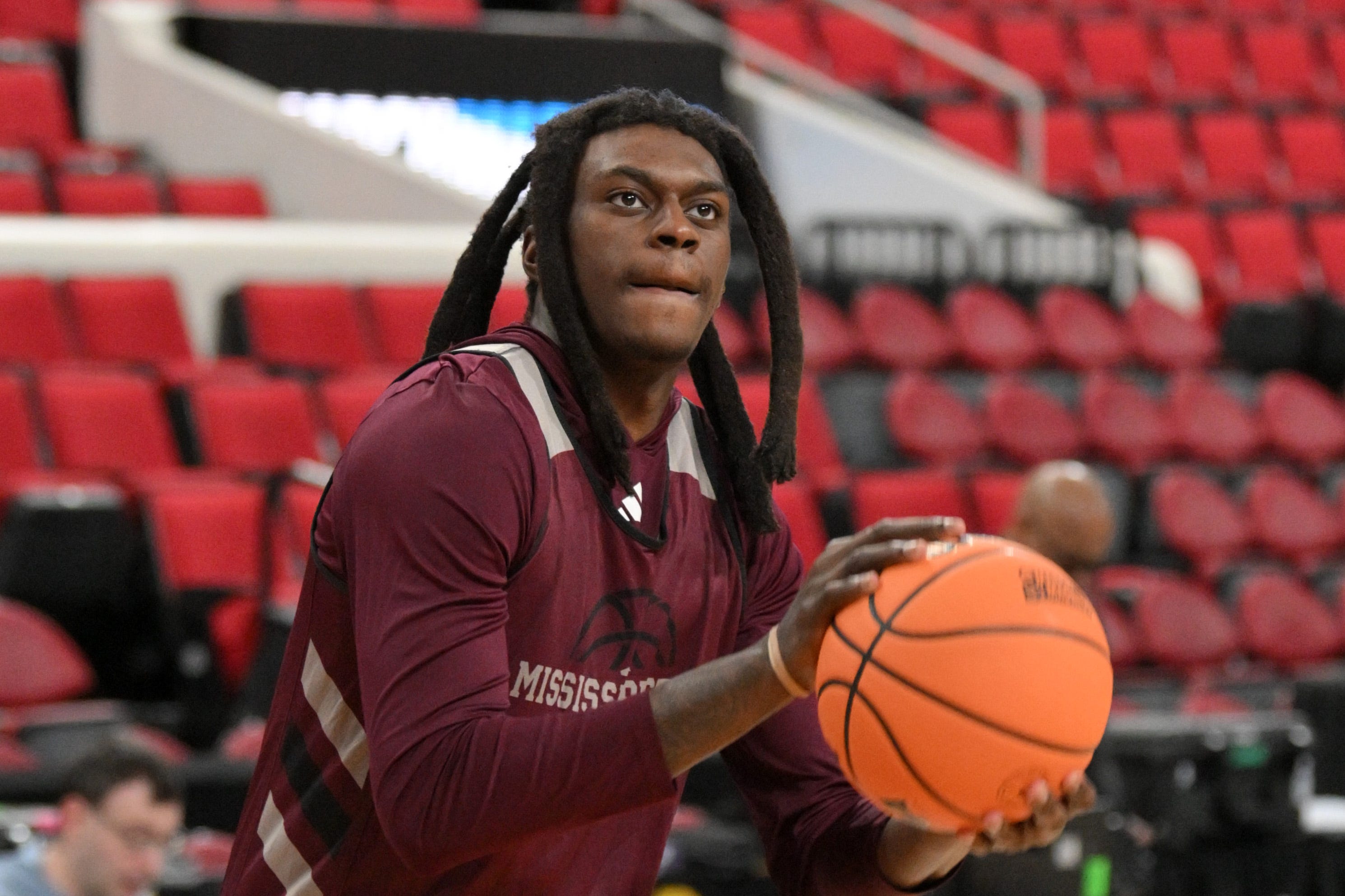 Top transfer portal forward commits to Auburn