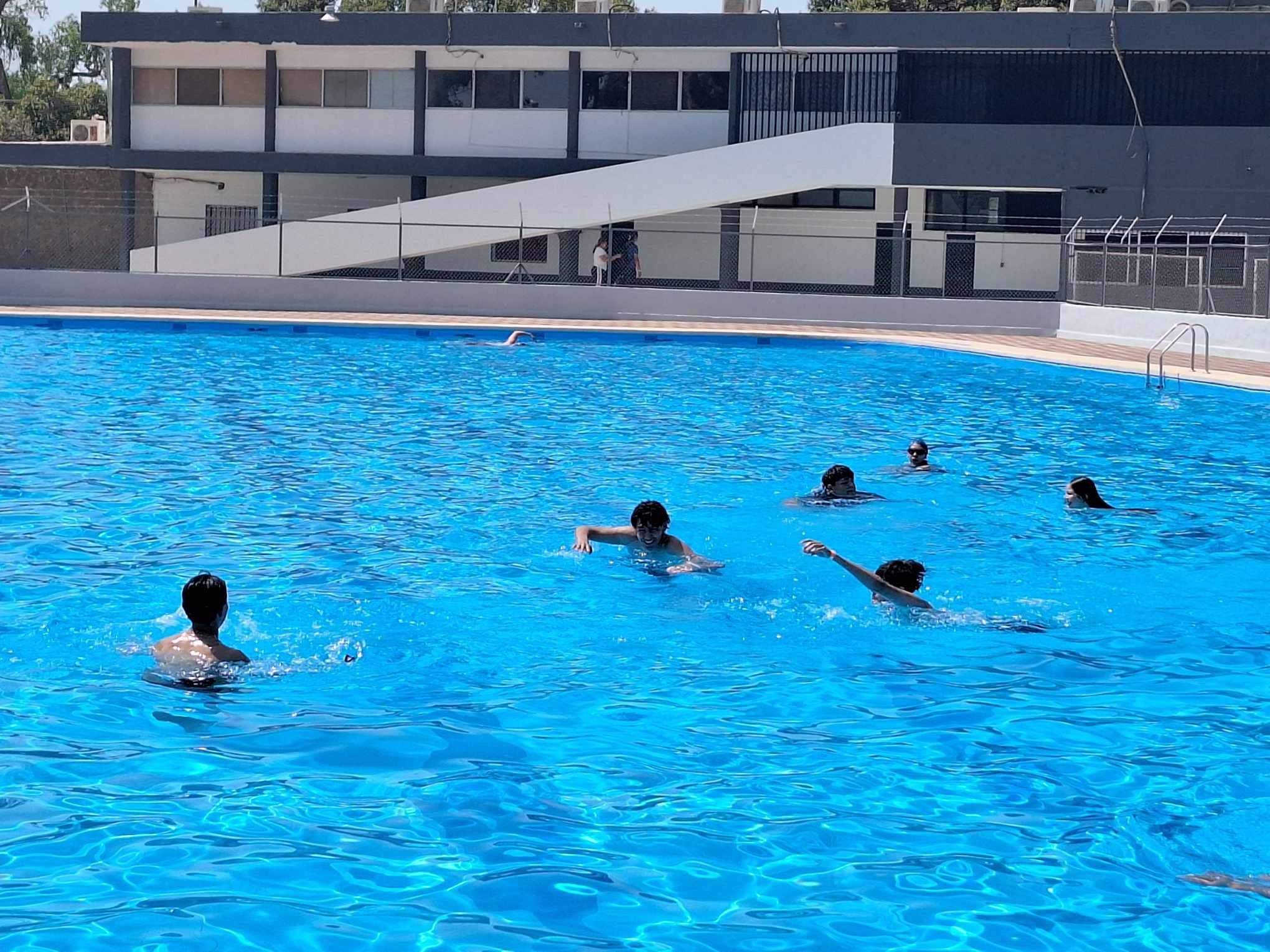 Disfrutan cajemenses de la alberca del Deportivo