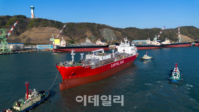 HD현대, 세계 최대 액화이산화탄소 운반선 진수
