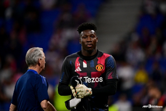 '日 국대 GK 맨유행' 분위기 심상치 않다... 英 BBC "맨유 현 주전 골키퍼, EPL 최악 수준"