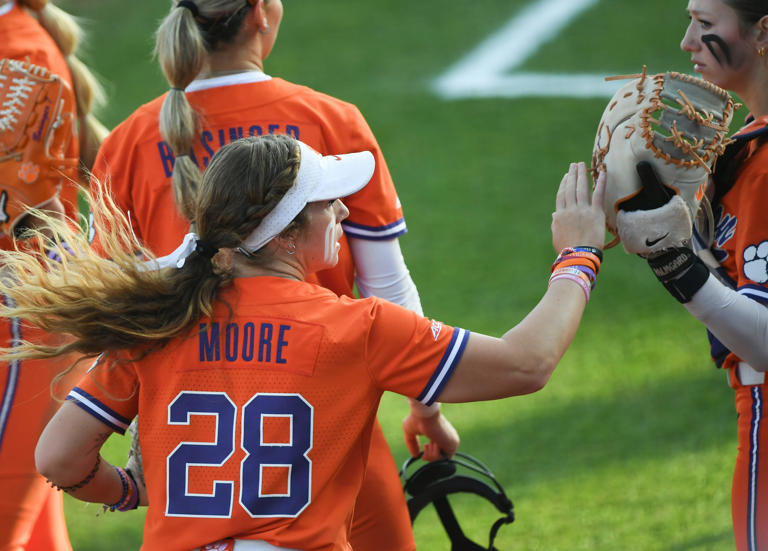 What makes Clemson softball, South Carolina NCAA Tournament contenders ...