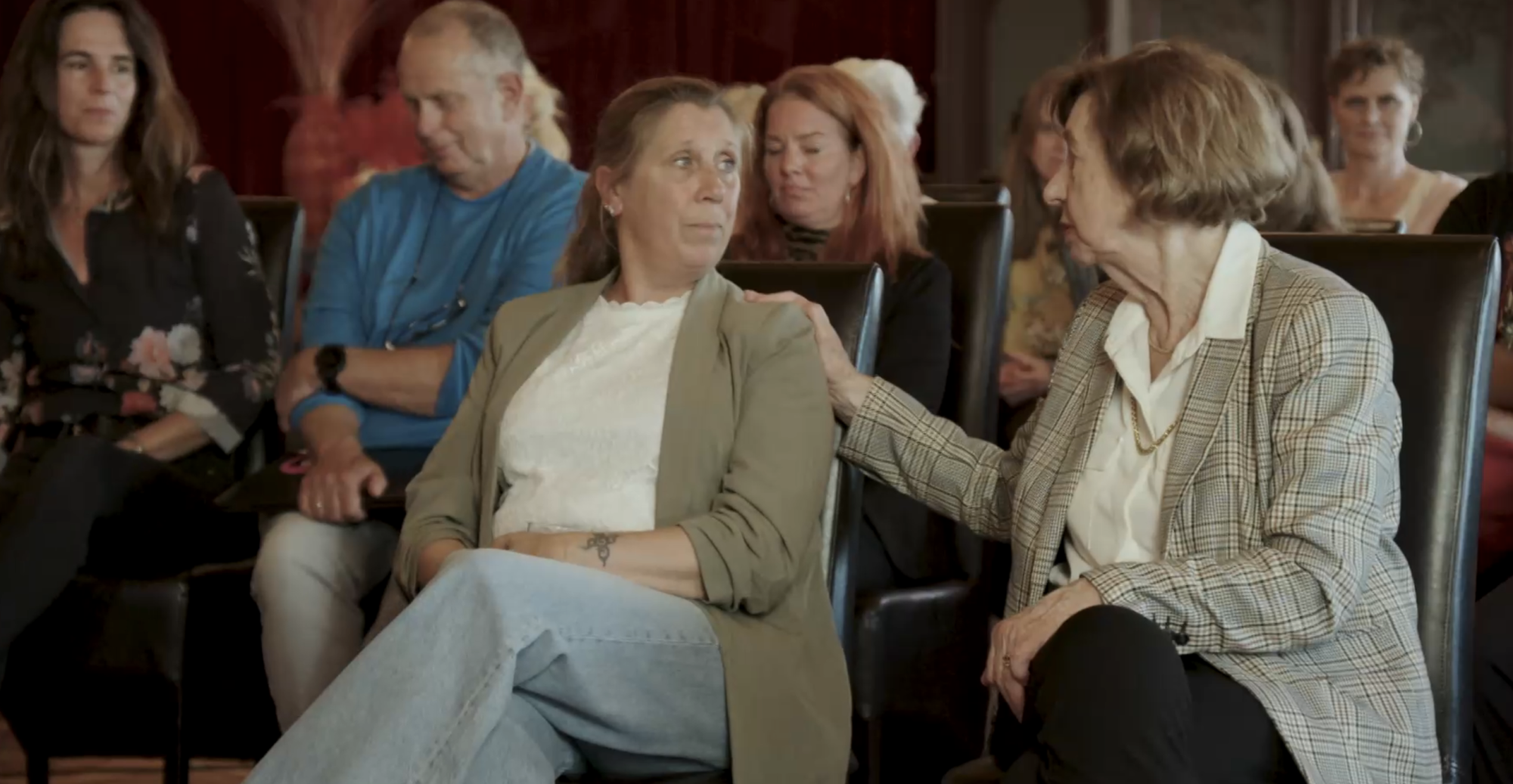 'Bonkende' buurvrouwen leggen jarenlange ruzie bij in De Rijdende Rechter