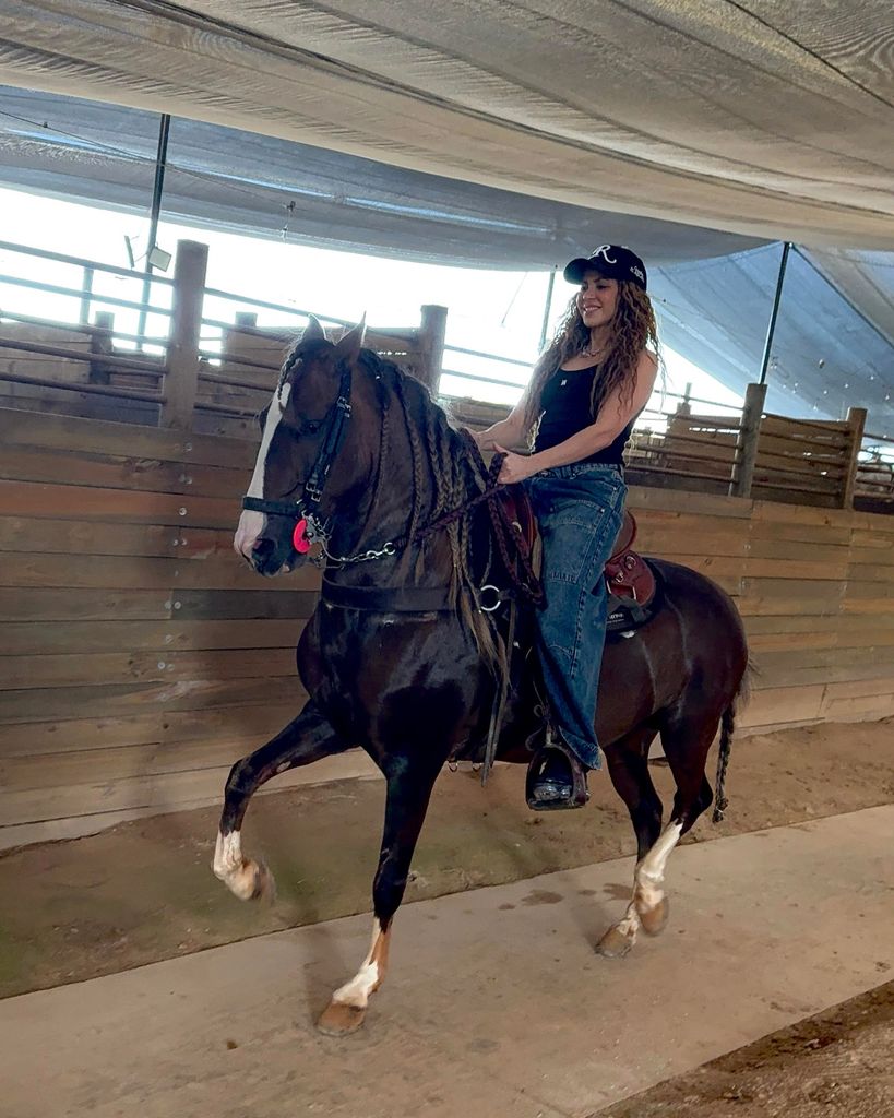 Shakira da una sorpresa a sus fans al montar a caballo en la finca de ...