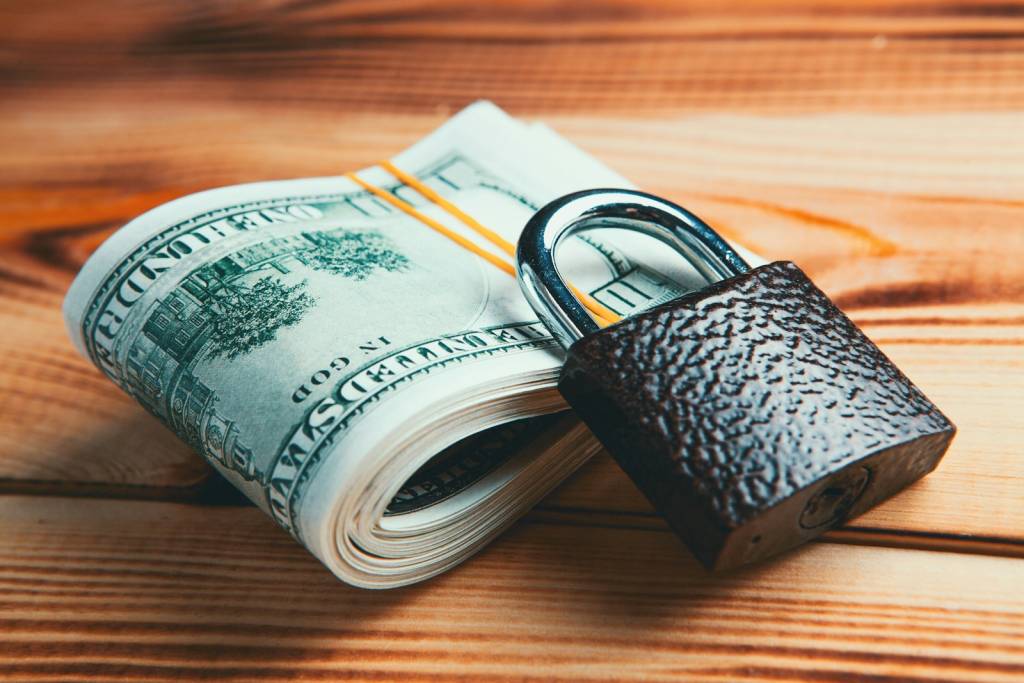 Buffett’s cash hoard shields wealth amid chaos