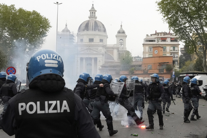 Shock! 24 Police Injured, 6 Arrested, Game Of Large-scale Violence ...