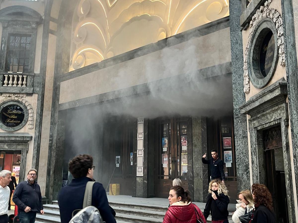 Allarme incendio e fumo dal Cinema Lux. Evacuata la Galleria San ...