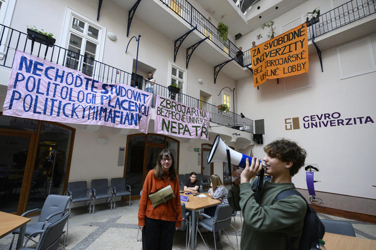 Aktivisté protestovali na CEVRO Univerzitě v Praze proti sponzorům školy