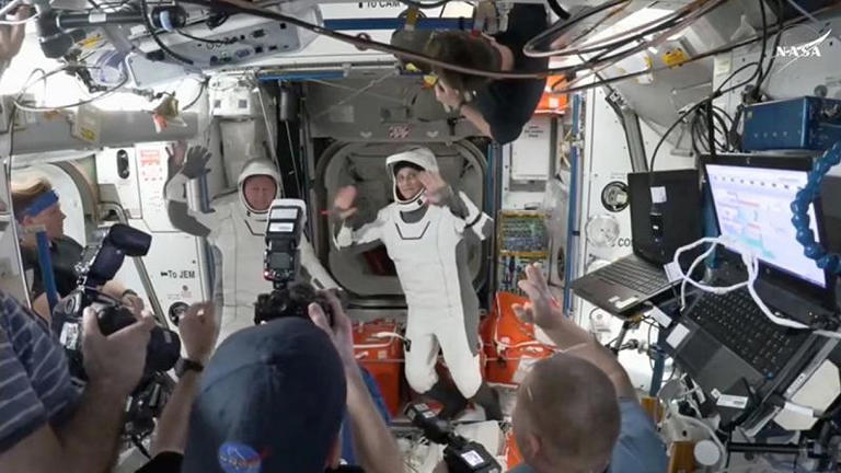 I due astronauti della NASA tornati sulla Terra si preparano per una ...