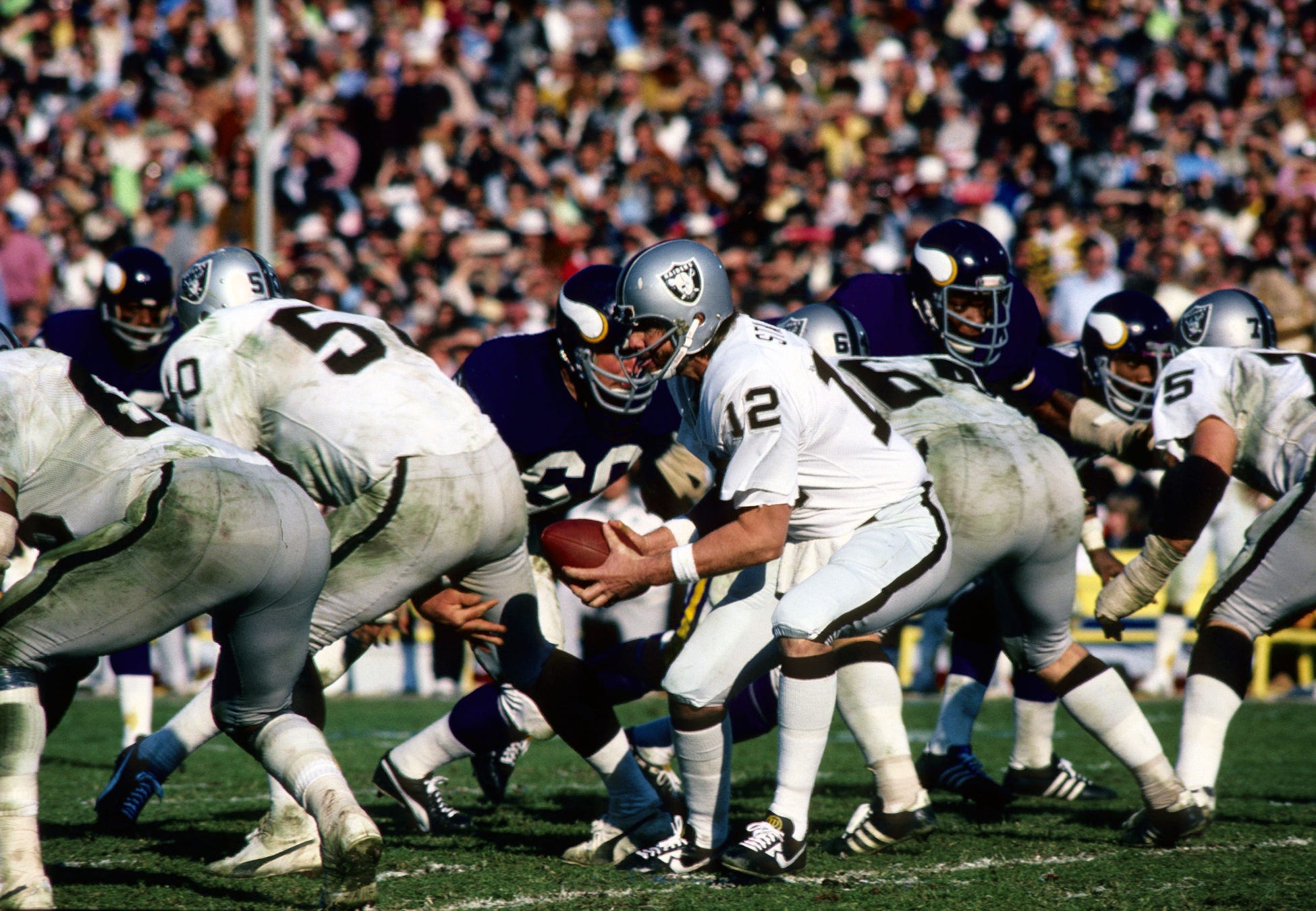 Raiders right tackle for Super Bowl XI dies