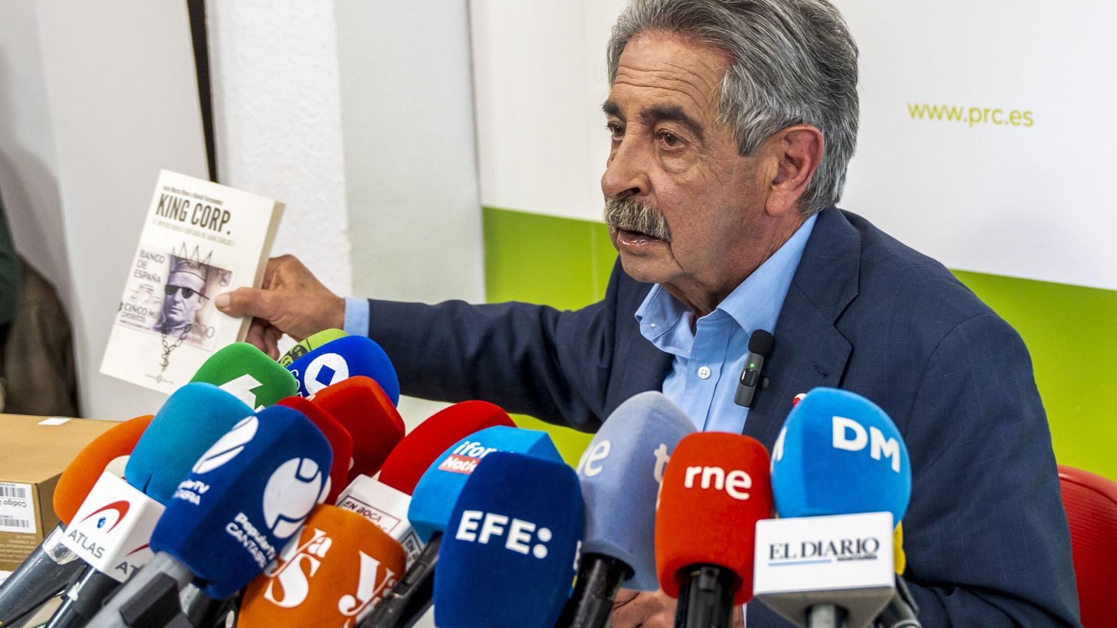 La casa de Miguel Ángel Revilla: un espacio acogedor con vistas al mar ...