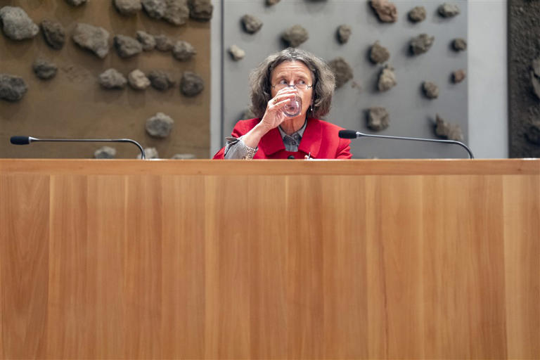 Minister Faber overleeft debat waar woorden als 'grootste prutser ooit ...