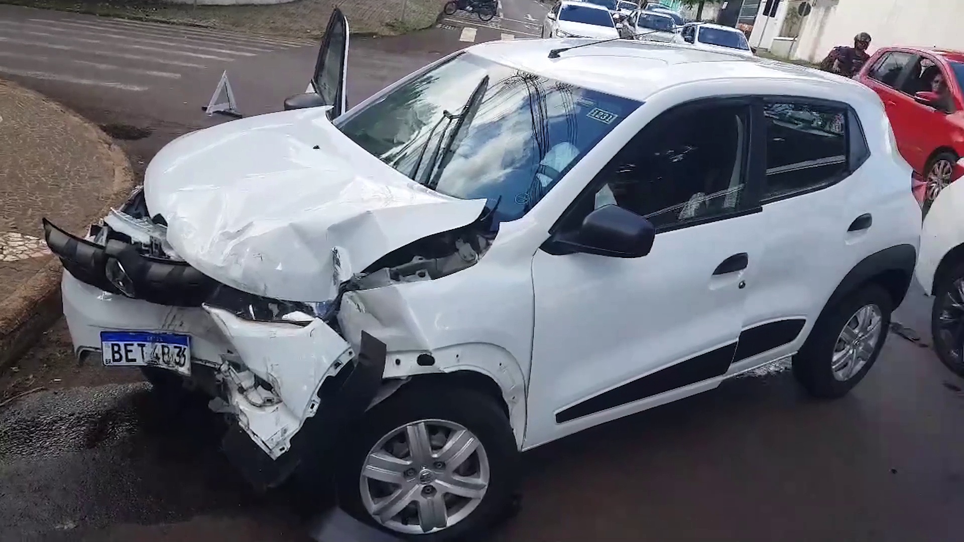 Renault Kwid e Jeep Renegade se envolvem em colisão na Rua Antonina