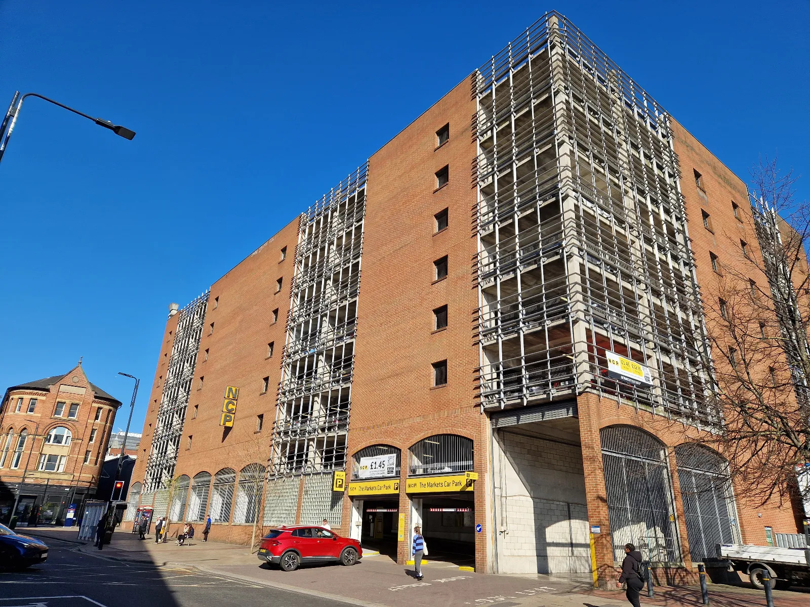 NCP Leeds Markets: Families abandon vehicles and children left 'crying ...