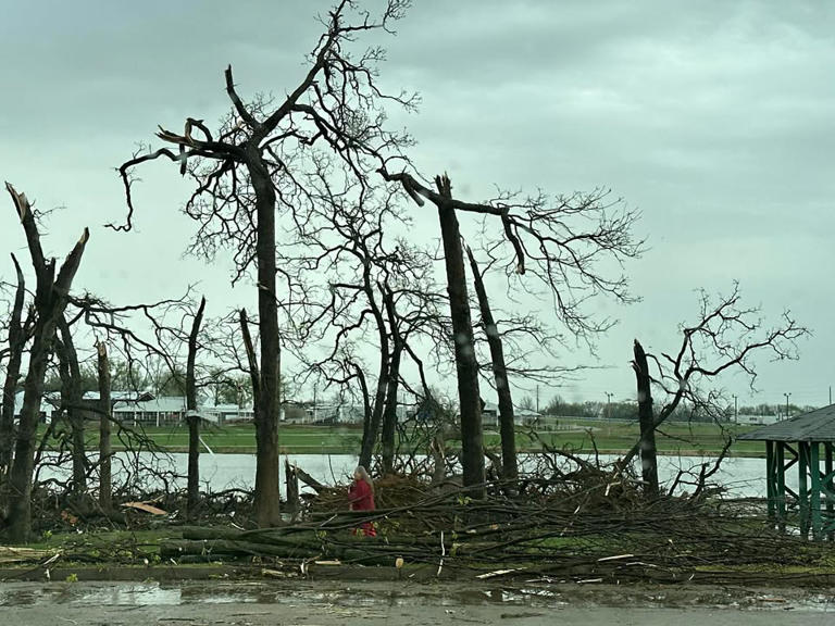 Possible tornado hits southwest Missouri, classic service station destroyed