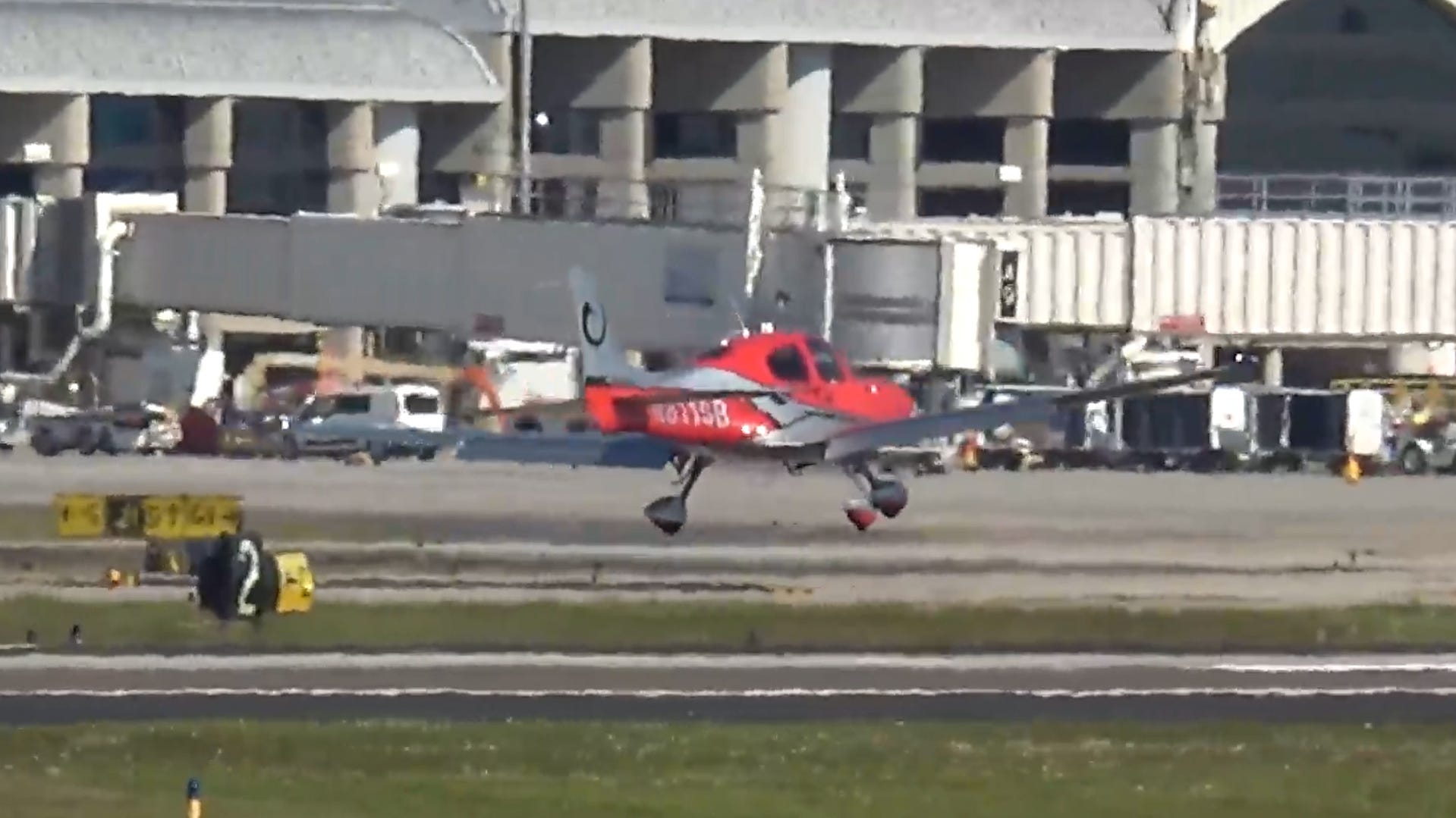 Pilot aborts landing when their plane starts to bounce on the tarmac