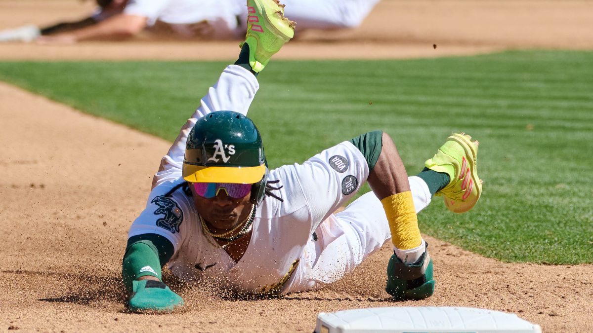 Athletics trade Ruiz to Dodgers for right-handed pitcher Duran