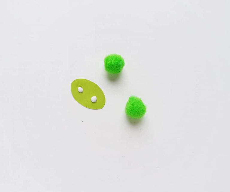 DIY Pom Pom Flower Bookmark