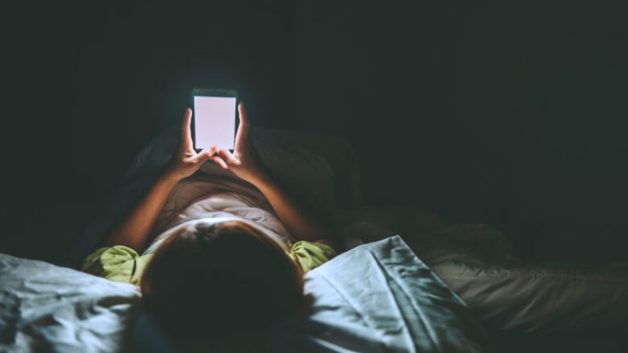Cell phone before bed: study explains why the habit is harmful to health