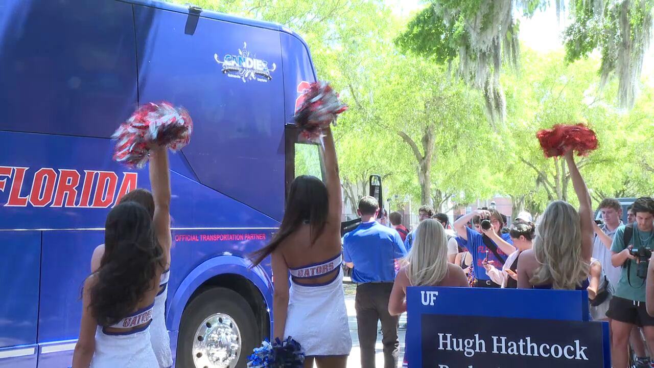 Students, fans send Florida Gators Men’s Basketball team off to Final ...