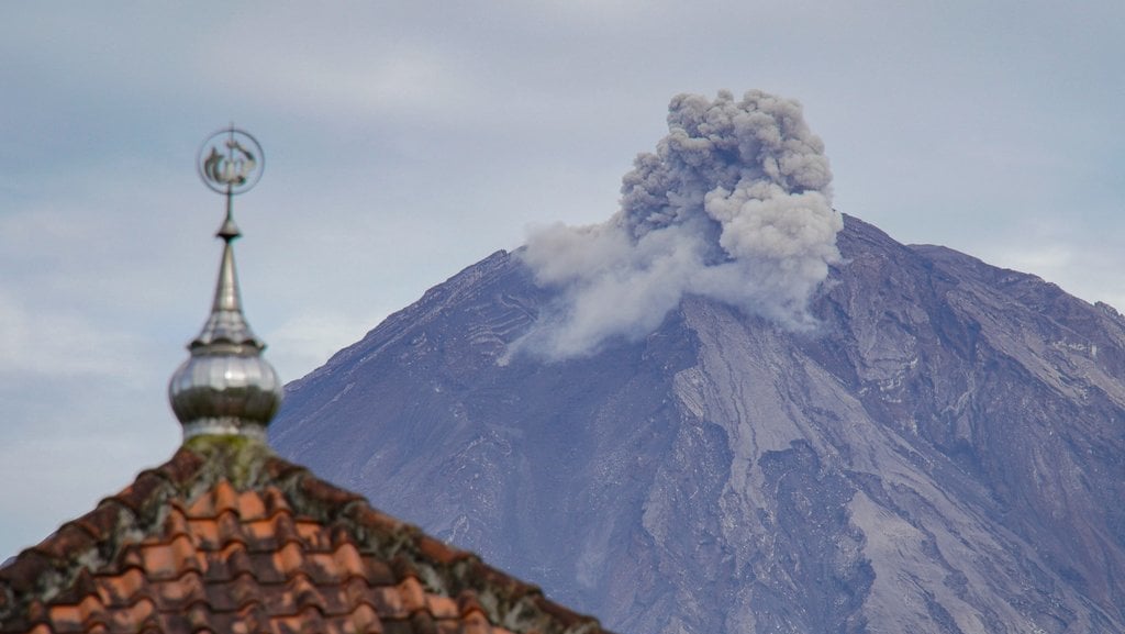 Gunung Semeru Erupsi, Tinggi Letusan Capai 900 Meter