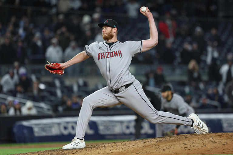 DBacks place top reliever on injured list with elbow issue