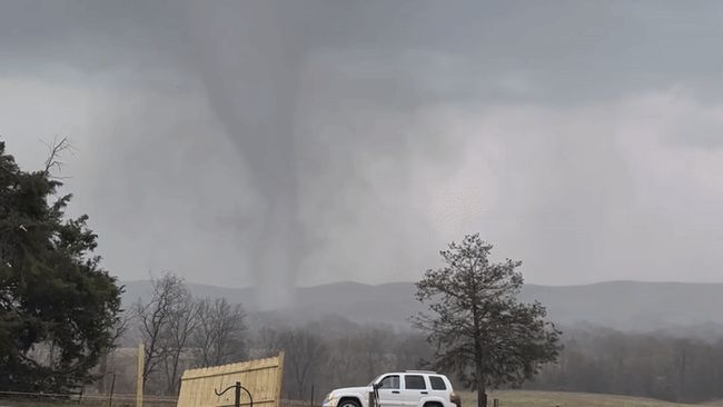 Large Funnel Swirls in Missouri Amid Tornado Warning