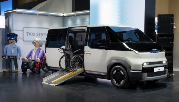 [서울모빌리티쇼] 기아, ‘PV5’ 공개…LG전자 협업 콘셉트카도 선봬