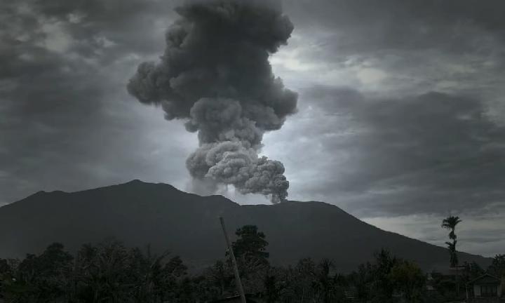 Gunung Marapi Sumbar Kembali Erupsi, Tinggi Kolom Abu Catat Rekor 1.500 ...